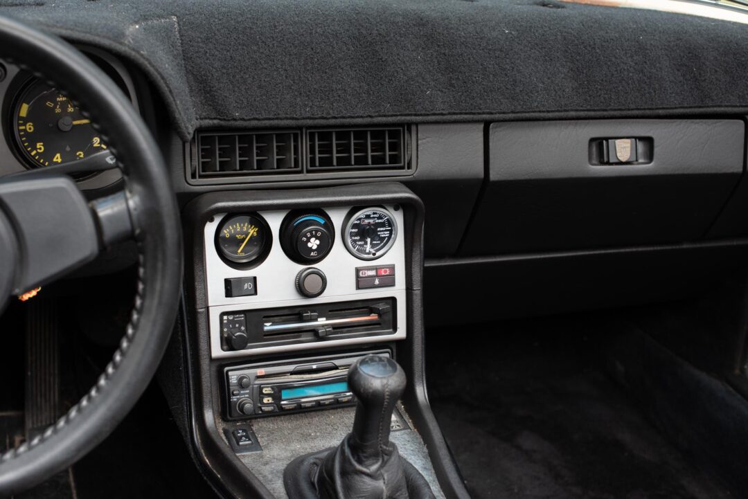 Porsche 944 aftermarket water temperature gauge | S3 Magazine