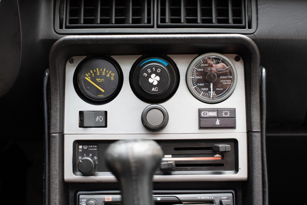 Porsche 944 aftermarket water temperature gauge | S3 Magazine
